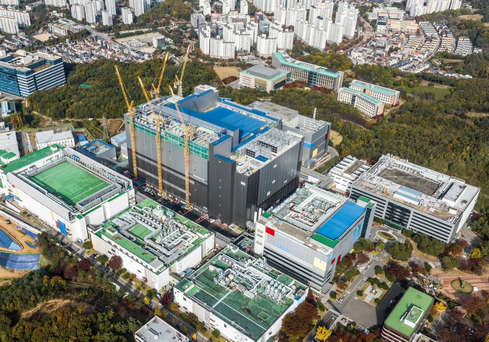 Samsung Reaches Key Milestone at New Semiconductor R&D Complex ...